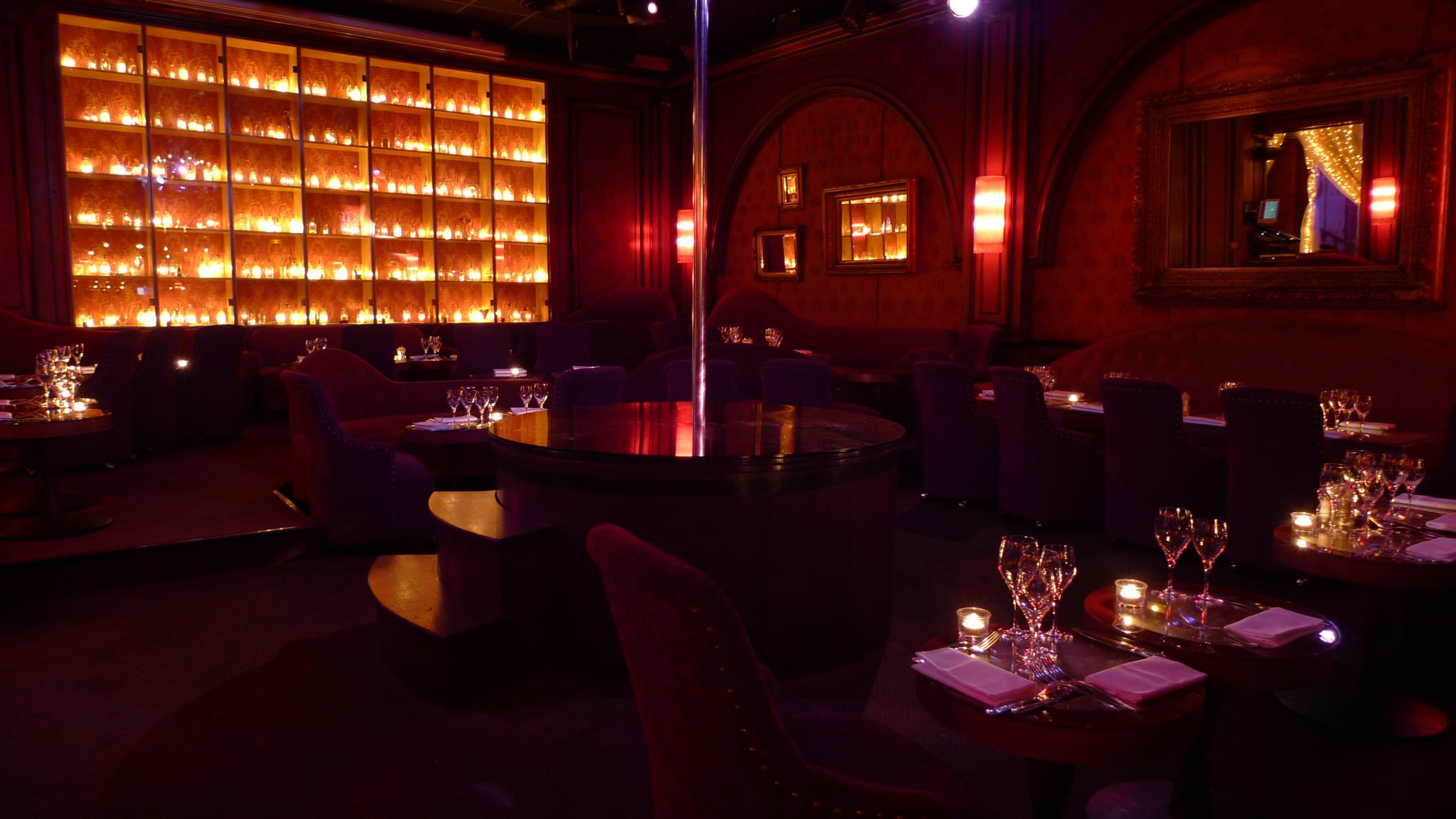 Secret Square Paris - N°1 des Clubs de Striptease à la Française